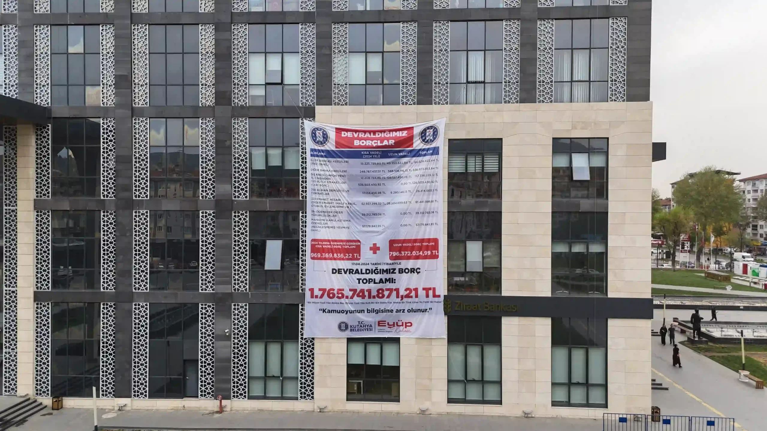 Kütahya Belediyesi’nin borcu hizmet binasına asıldı - Kütahya Ekspres